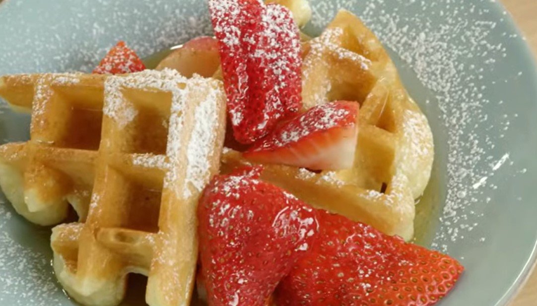 Pancakes vs Waffles: Friendly Face-Off in American Breakfasts